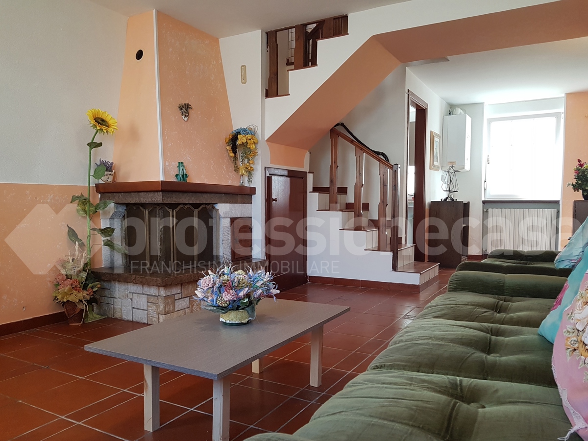 casa indipendente in vendita a san pietro avellana