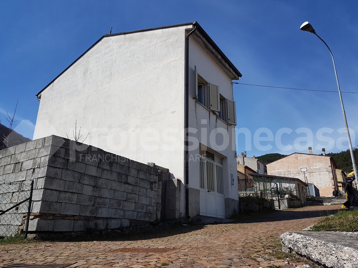 casa indipendente in vendita a san pietro avellana